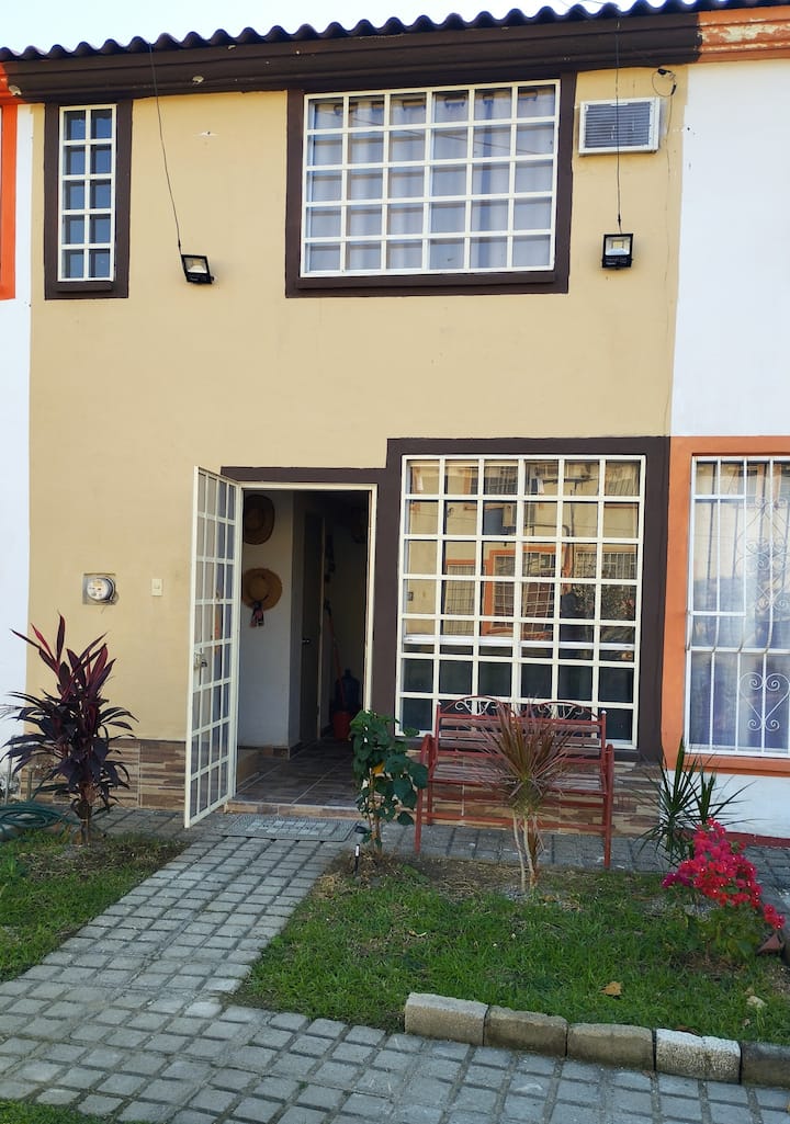 Casa Independiente Con Jardín 2 Pisos
3 Recamaras - 아카풀코