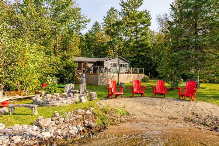 West Corner Lakefront Cottage - Kawartha Lakes