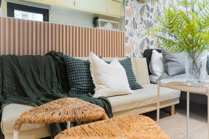 Fully Furnished Urban Oasis : Free Pool Stay - Quezon City