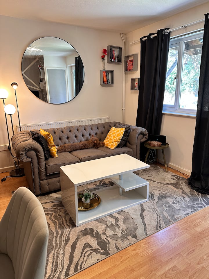 Cozy One Bedroom Home  10mins From Gatwick Airport - Crawley