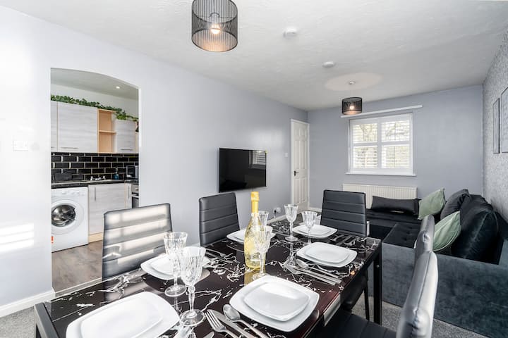 Salford Apartment - Free Parking | Long Stays - Salford