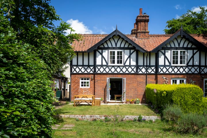 Cozy Suffolk Cottage | Garden, Fireplace & Dogs - Suffolk
