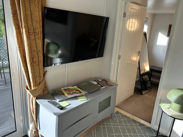 Self-contained ‘Laurels Lodge’ - Woking