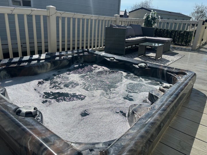 Tattershall Lakes Luxury Hot Tub Breaks - Woodhall Spa