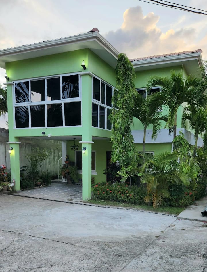 Casa Verde: Pool, Spacious Rooms - Puerto Cortés