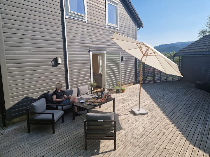 Enderekkehus Med Koselig Hage, Nesttun Sentrum - Bergen