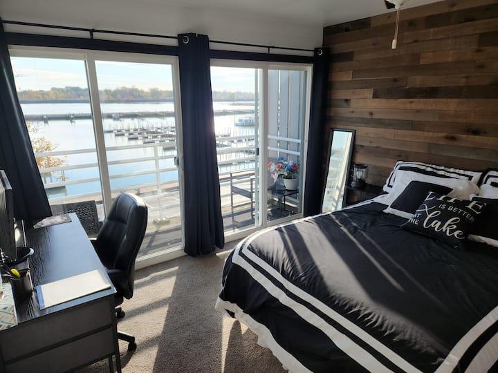 Port Clinton Paradise: Hot Tub, Sauna, Fire Pit - Port Clinton, OH