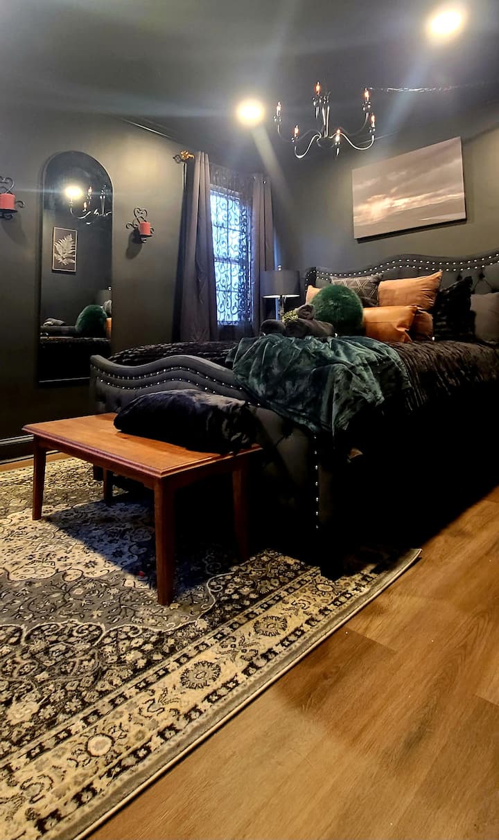 Onyx Oasis - Stylish, Unique, Outdoor Space - Bristol, TN