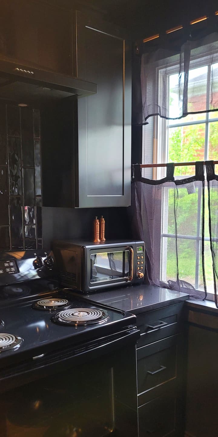 Onyx Oasis -New, Stylish, Unique - Bristol, TN