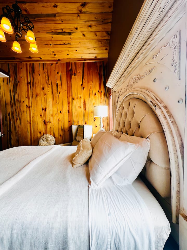 The Tudor Chalet-blue Pine Room - Sequim, WA