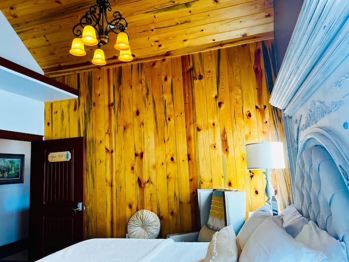 The Tudor Chalet-blue Pine Room - Sequim, WA