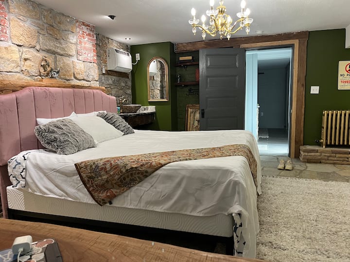 Stylish Wine Cellar Retreat - Pittsburgh