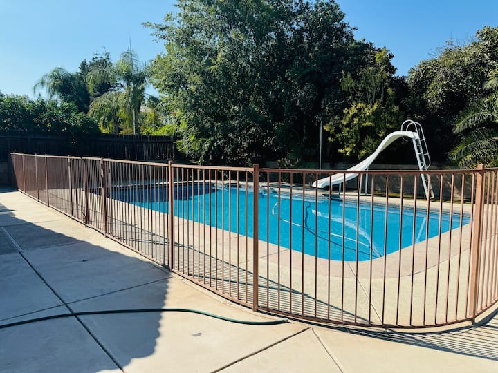Spacious Bakersfield House 4bd 2.5 Bath W/ Pool - Bakersfield, CA