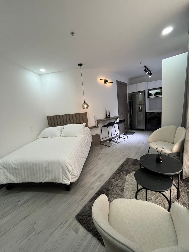 Cómodo Estudio En Quito - La Carolina - Quito