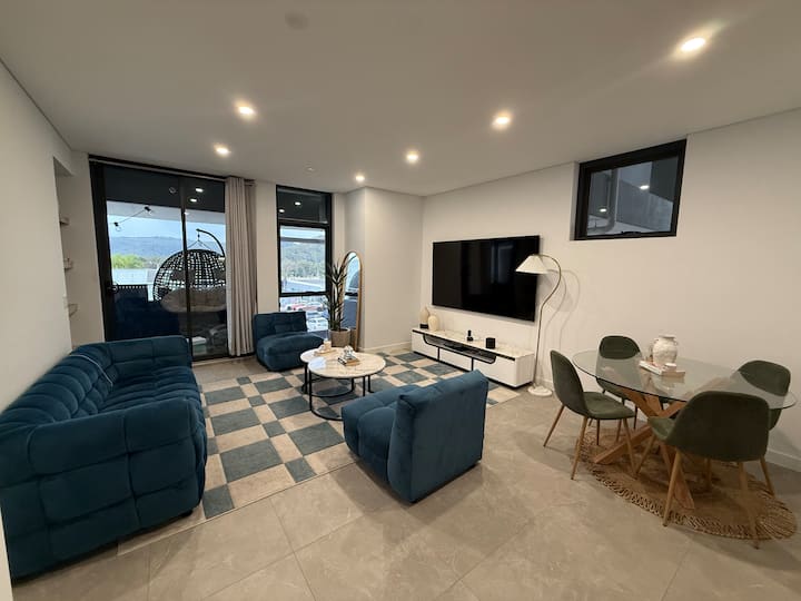 Crisp & Stylish 2-br • Central Location + Parking - Gosford