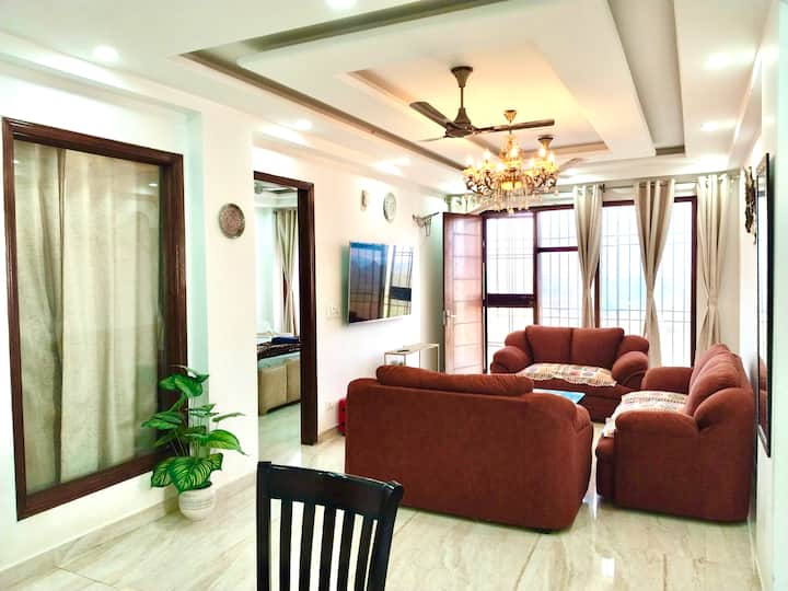 Forest Vistas: Luxury Vasant Kunj Gem 4 - New Delhi Indira Gandhi Airport (DEL)