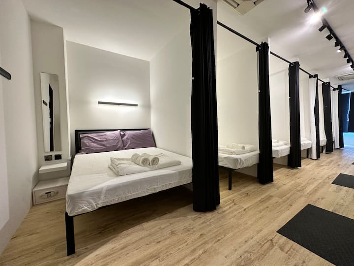 Double Bed In Shared Hostel - Singapore