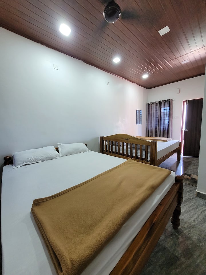 Beach Facing Room In Gokarna - Ankola