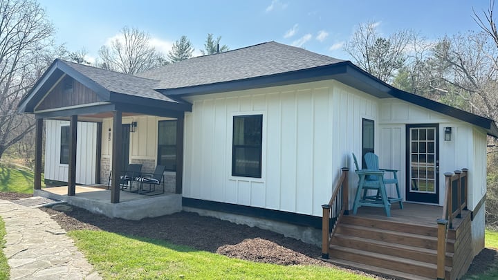 Modern Farmhouse
2 Bed/2 Bath King-queen - Weaverville, NC