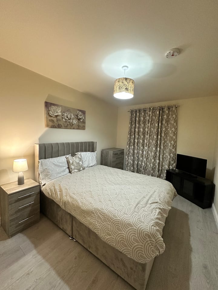 Large Luxury Bedroom In Salford - Salford