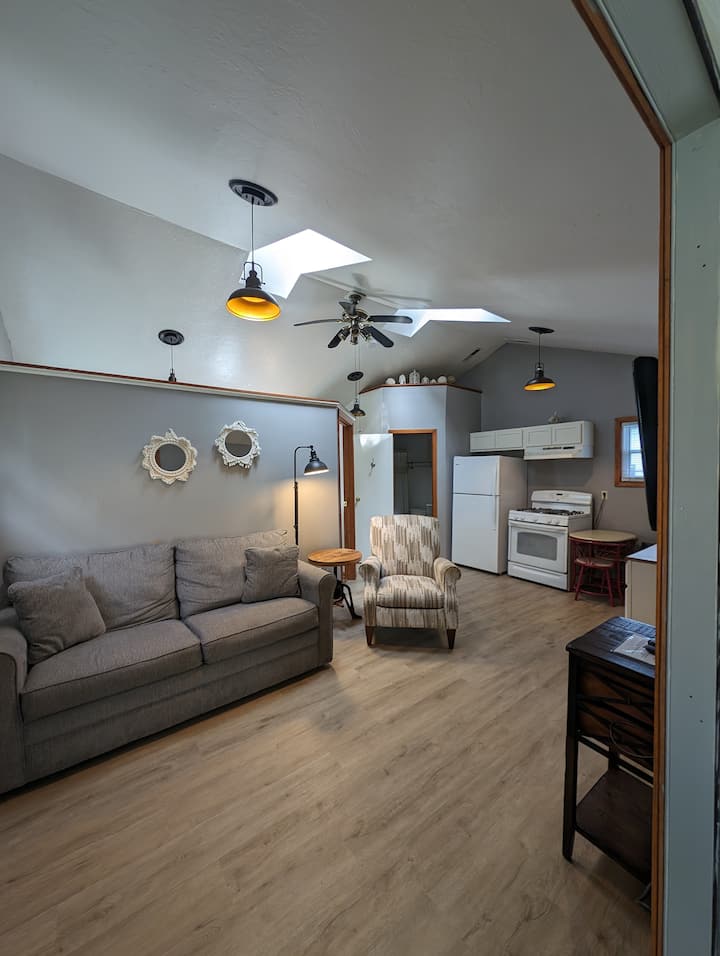 Cozy Cottages, Barefoot Bungalow - Geneva-on-the-Lake, OH