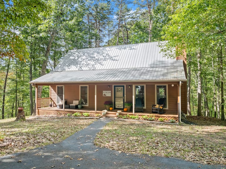 Cozy Mountain Haven | Near Wineries & Square - Dahlonega, GA