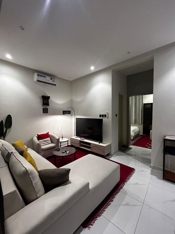 شقة فندقية واسعة وهادئة غرفتين وصالة ودورتين مياه - Riyadh