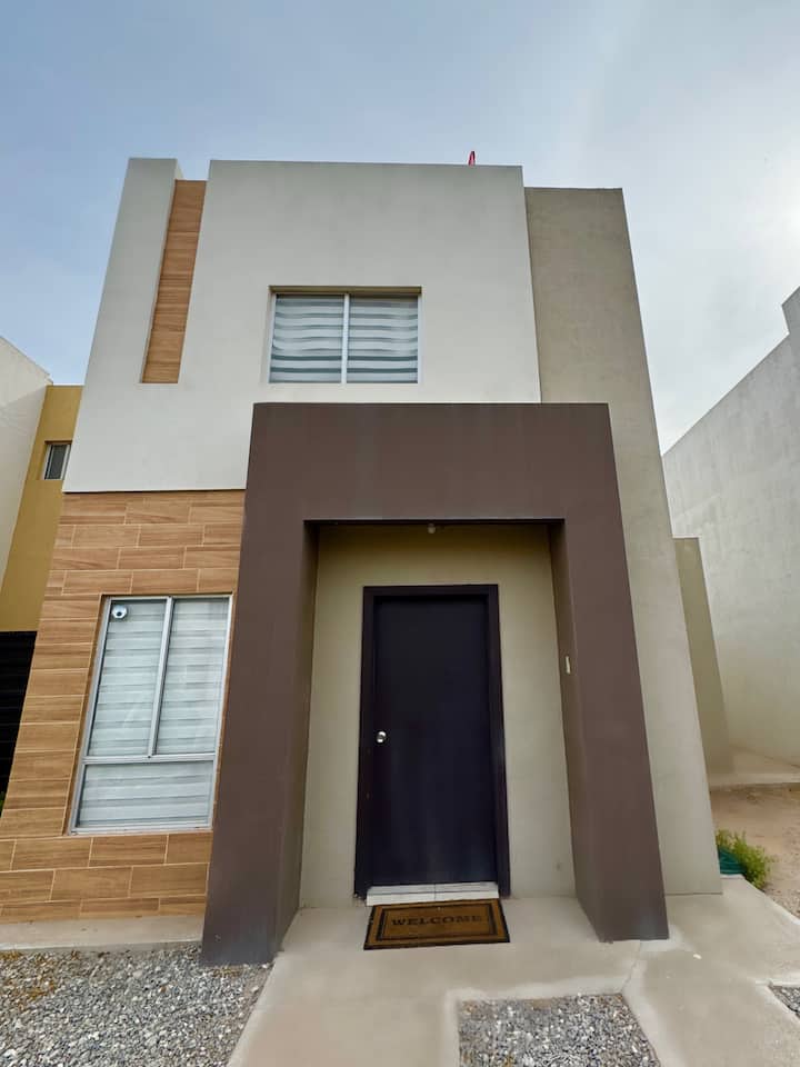 Casa 2 Pisos En Residencial - Mexicali