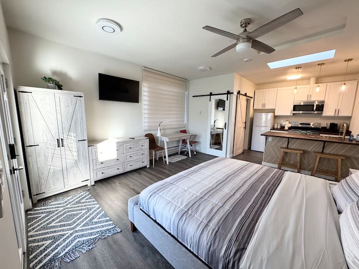 New Farm Style Studio! King Bed&kitchen! - Puyallup, WA