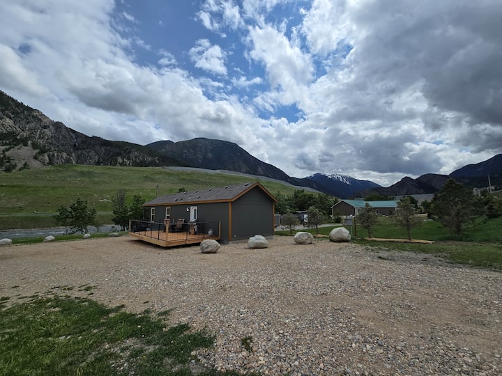10-7 River Cabin - Nye, MT