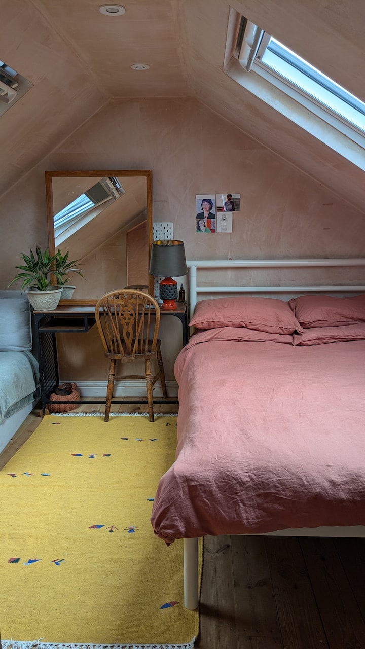 A Cosy Loft Double Bedroom In The Heart Of Exeter - Crediton