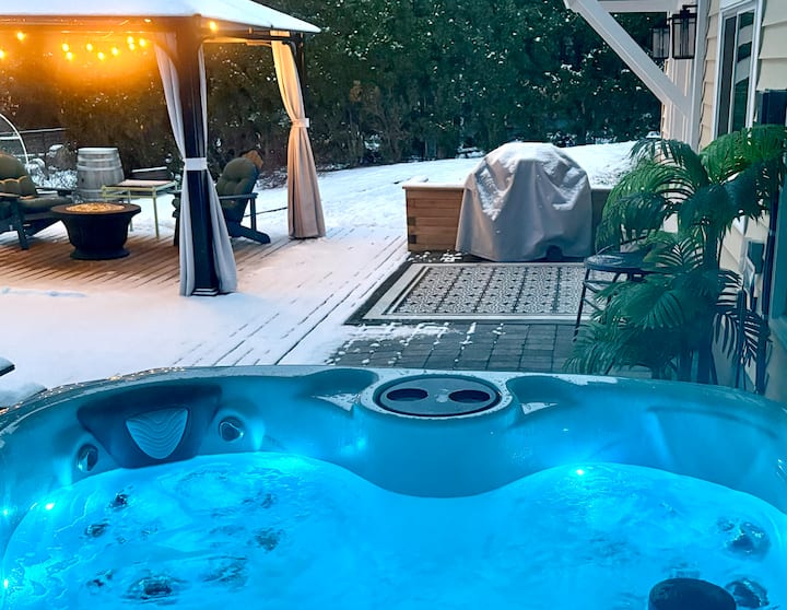 Private Jacuzzi, Lvl 2 Ev Charger, Cozy, Peaceful - Kelowna