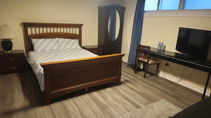 Bachelor Basement And 1 Free Parking Space - Vaughan