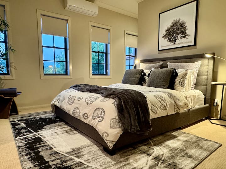 Room In Benowa / Lakeside - Australia