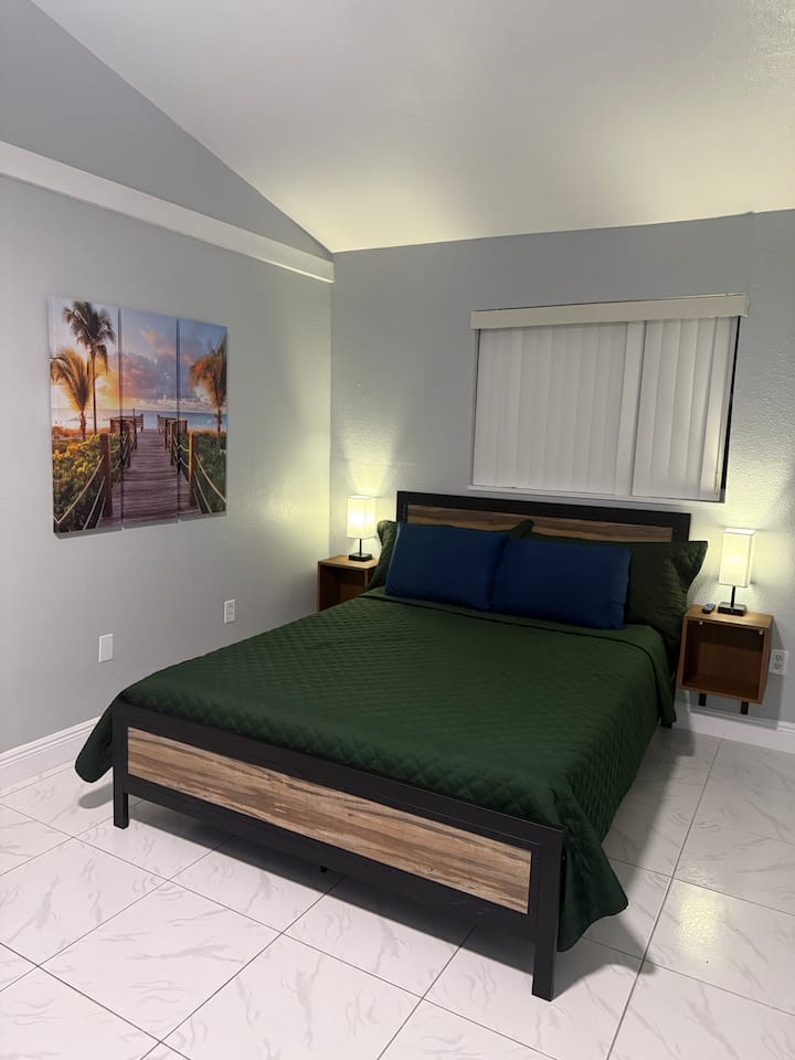 Modern Oak Guest Suite - Tampa, FL