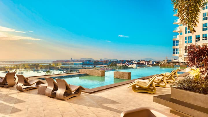 Cinta Costera Infinity Pool - Panama