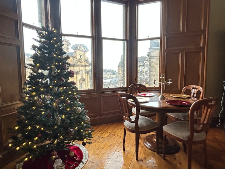 Location, Location! Spacious Old Town Bank St Apt - Edinburgh
