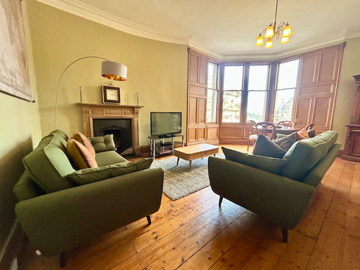 Location, Location! Spacious Old Town Bank St Apt - Edinburgh