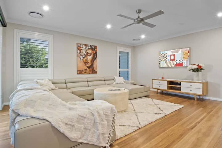 Thane Retreat | Cosy Ambience, Modern Entertaining - Wagga Wagga
