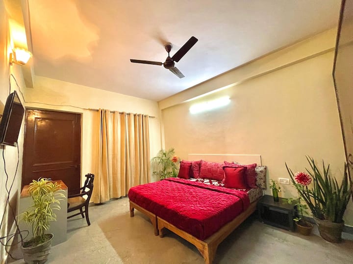 Entire Villa 4 Bhk On Main Road - 古爾岡
