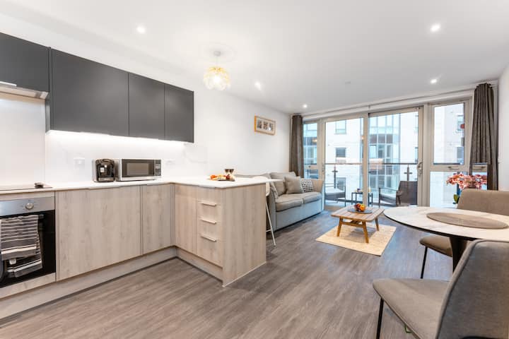 Close To Restaurants On The Quay, Beach And Town - Sandbanks