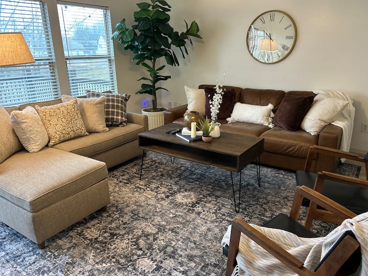 The Gathering Grove 2king/2.5bath- Sleeps 16 - Belton, MO