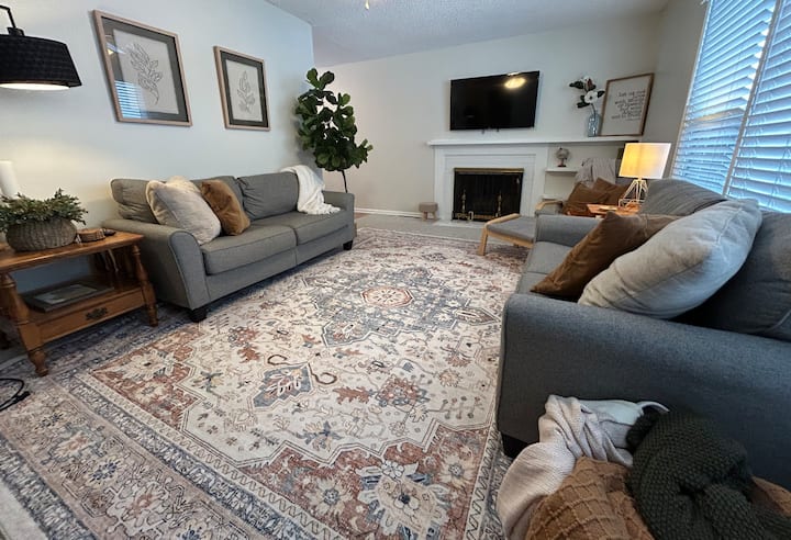 Minimalist Modern Serene Retreat + Apt - Sleeps 8 - Belton, MO