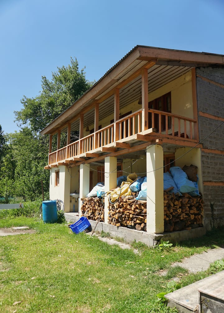 The Pahadi Studio ~Rustic Himalayan Wooden Home~ - Manali