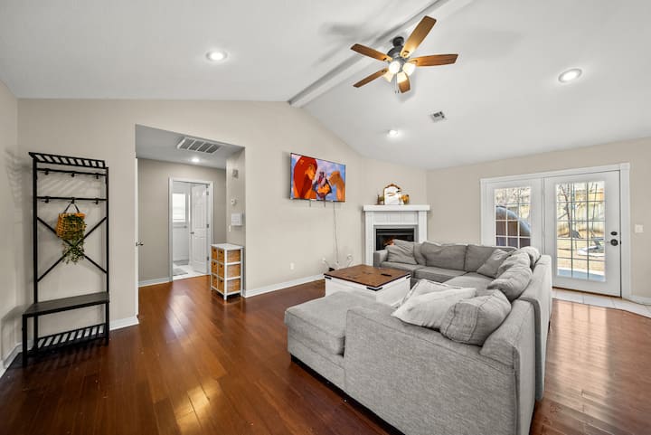 Downtown Getaway With Hot Tub And Gameroom - Bentonville, AR