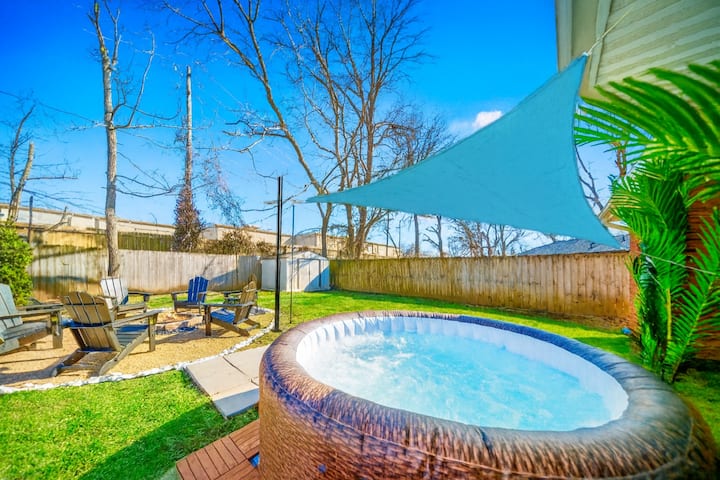 Downtown Fun • Hot Tub + Game Room • Walk To Coler - Rogers, AR
