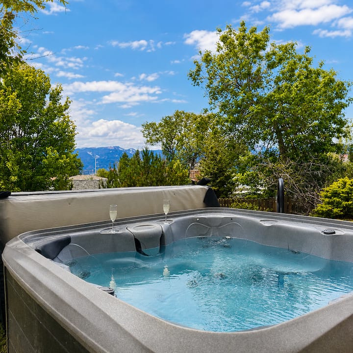 Epic Pikes Peak Views | Hot Tub + Game Room - Colorado