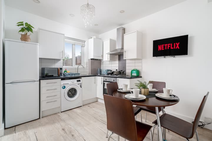 2 Bed Ground Floor Home Near Station Sleeps 4 - London