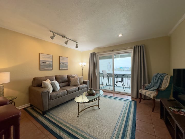 Poolside Island Condo - Port Arthur, TX