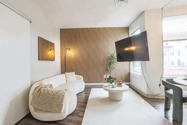 The Barton: Luxe • Comfortable • W/d - Newton, MA